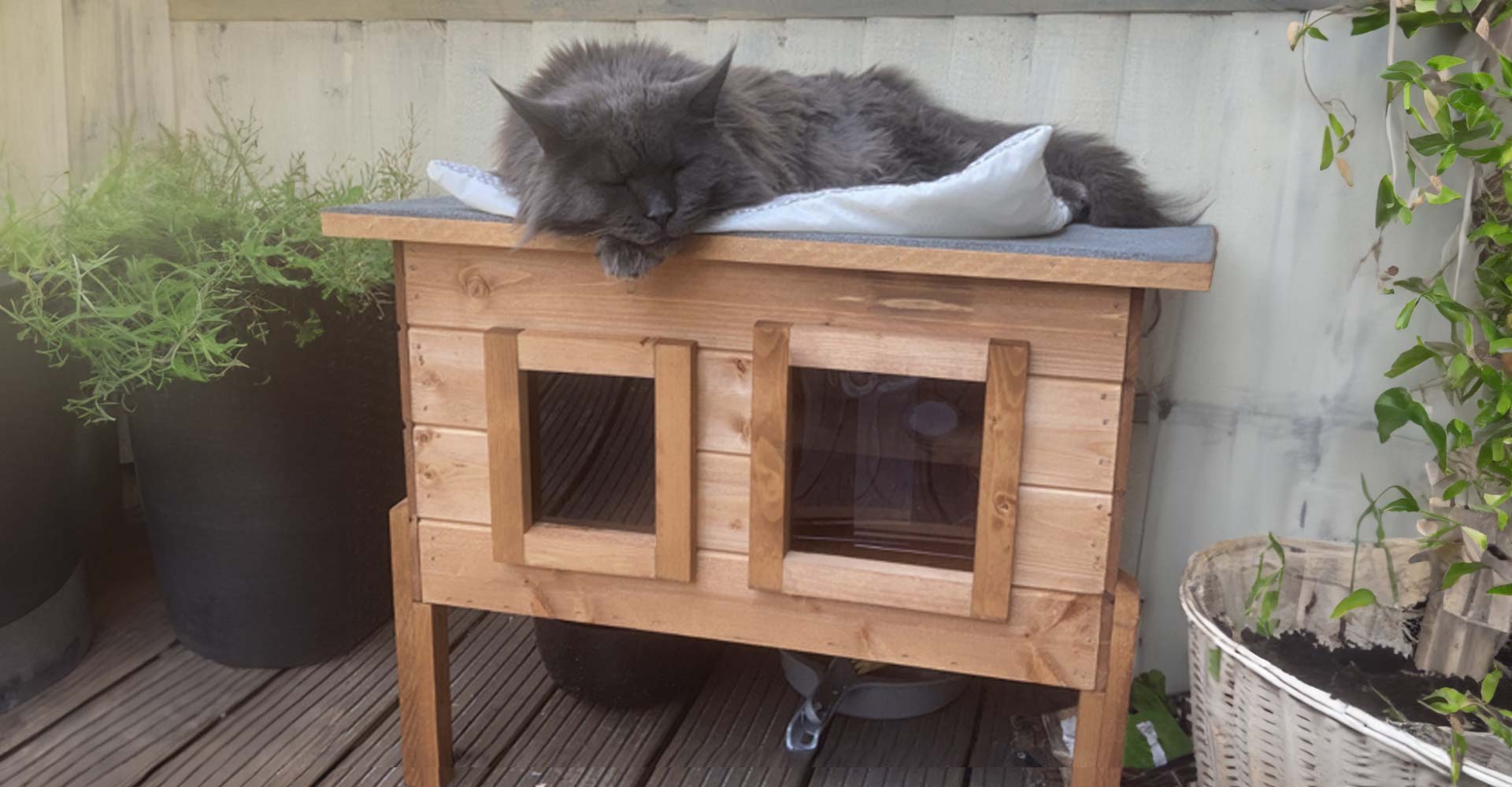 Outdoor Cat Houses in London | Free Self Heating Cat Bed | Shop Now ...